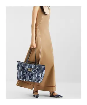 Fendi Roll Ff Embossed Large Tote Bag - Blue