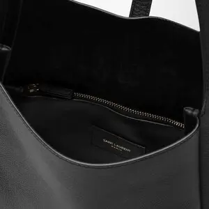 Saint Laurent Le 5 À 7 Logo Plaque Shoulder Bag - Black