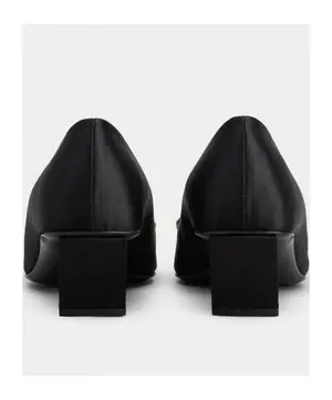 ROGER VIVIER Belle Vivier Pilgrim Buckle Embellished Pumps - Black