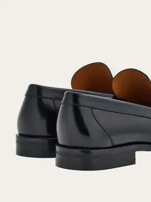 FERRAGAMO Round Toe Loafers - Black