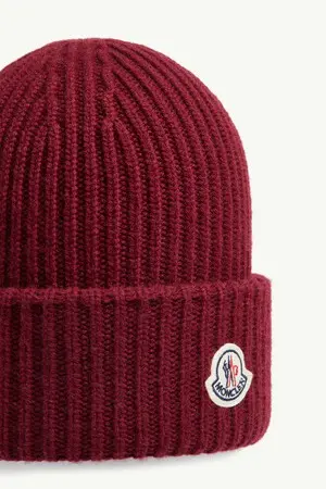 Moncler Logo Patch Ribbed Beanie - Grape Red