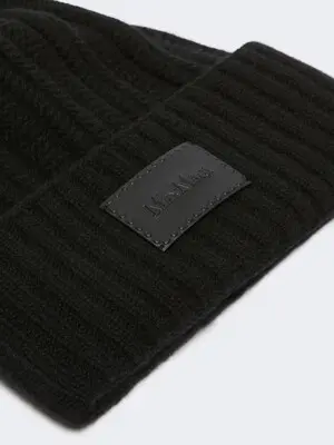 Max Mara Ribbed Cashmere Beanie With Logo Patch - Black