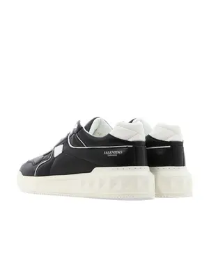 Valentino Garavani Roman Stud Lace-up Sneakers - Black