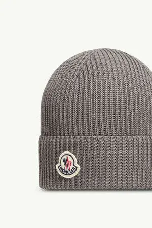 Moncler Logo Patch Ribbed Beanie - Grey