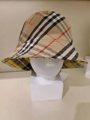 Burberry Vintage Check Reversible Bucket Hat - Multicolor