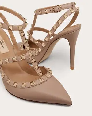 Valentino Garavani Rockstud Ankle Strap Pumps - Poudre
