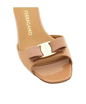 FERRAGAMO Vara Bow Slides - Amaretti