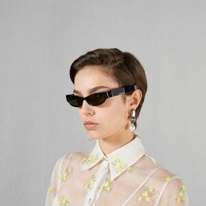 Gucci Cat Eye Framed Sunglasses - Black