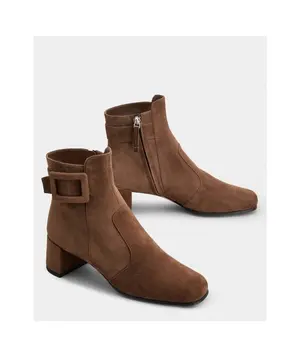 ROGER VIVIER Très Vivier Buckled Ankle Boots