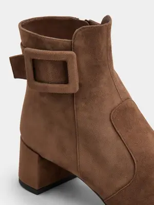 ROGER VIVIER Très Vivier Buckled Ankle Boots