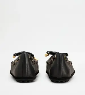 TOD'S Round Toe Flat With Bow Detailing - Black