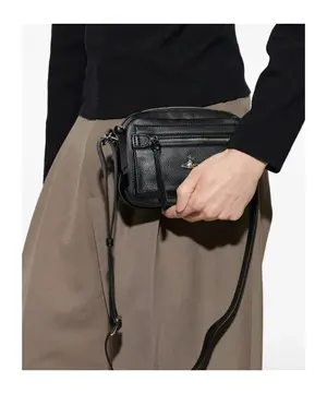 VIVIENNE WESTWOOD Hannah Logo Detailed Zipped Shoulder Bag - Black
