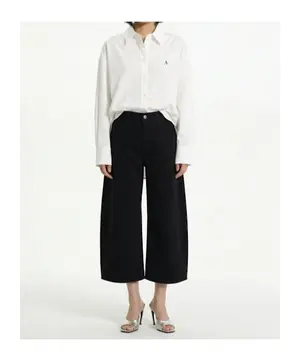 Attico Curved Cropped Jeans - Black
