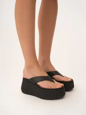 Chloé Calfskin Platform Ridged-sole Sandals - Black