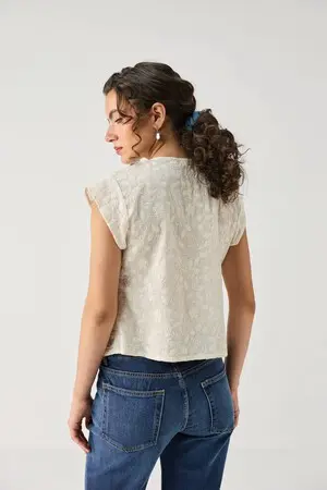 REISTOR Embroidered V-neck Top