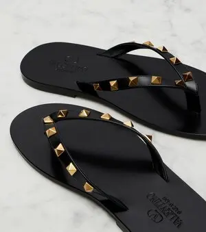 Valentino Garavani Rockstud Thong Sandals - Black
