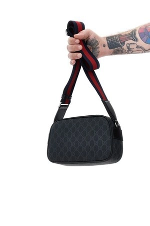 Gucci Gg Supreme Zipped Messenger Bag - Black