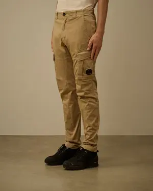 C.P. COMPANY Stretch Cargo Pants With Lens Detail - Brown
