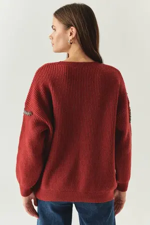 EXQUISE Grace Embroidered Crew Neck Long Sleeve Sweater