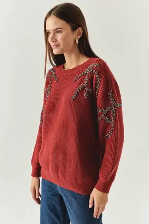 EXQUISE Grace Embroidered Crew Neck Long Sleeve Sweater