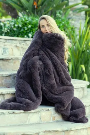 SEA TO ME BLANKETS Venice Faux Fur Throw - Mocha Truffle