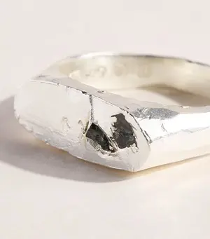 THE OUZE Sterling Oval Signet Ring With Sapphires