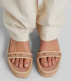 Valentino Garavani Rockstud Leather Platform Sandals - Beige