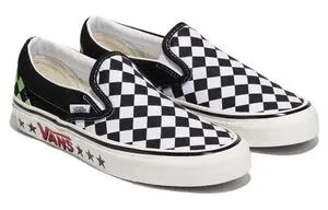VANS Classic Slip-on Sneakers - Black/white