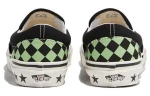 VANS Classic Slip-on Sneakers - Black/white