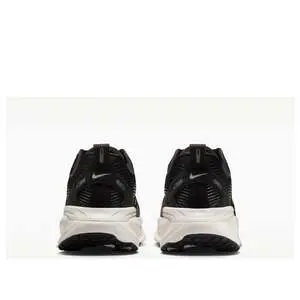 Nike Zoom Vomero 18 Athletic Sneakers - Black/white