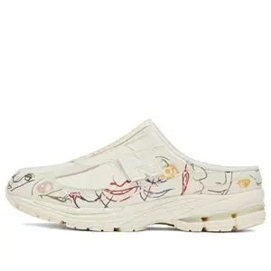 NEW BALANCE New Balance X Bryant Giles 2002R Mule "The Artists Shoe" Cream