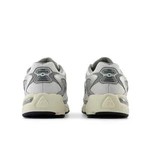 NEW BALANCE 725 Athletic Sneakers - White/silver