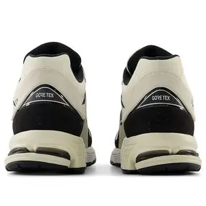 NEW BALANCE 2002r Gore-tex Sneakers - Beige/black