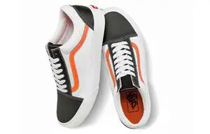 VANS Old Skool Low Top Lace Up Sneakers - White/black