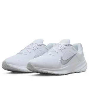 Nike Quest 5 Low Top Sneakers - White/silver