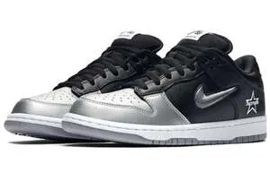 Nike X Supreme Sb Dunk Low Qs Metallic Silver - Metallic Silver/black