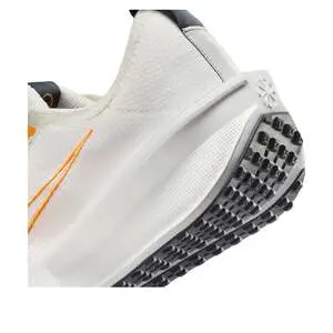 Nike Interact Run Sneakers - Summit White/orange/grey