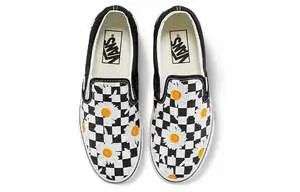 VANS Classic Slip-on 'love Me, Love Me Not' Sneakers - Black/white