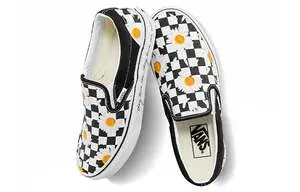 VANS Classic Slip-on 'love Me, Love Me Not' Sneakers - Black/white