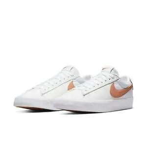 Nike Zoom Blazer Low Pro Gt Sb Sneakers - White