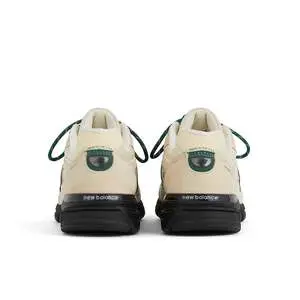 NEW BALANCE 990v4 Made In Usa Sneakers - Macadamia Nut/black