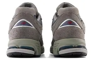 NEW BALANCE 2002r Gore-tex Low Top Sneakers - Brown