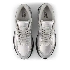 NEW BALANCE 2002r Sneakers - Metallic Silver/black