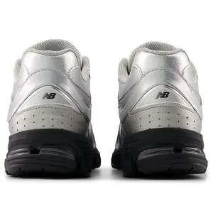 NEW BALANCE 2002r Sneakers - Metallic Silver/black