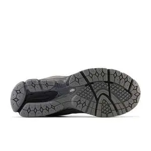NEW BALANCE 2002r Sneakers - Castlerock/black
