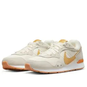 Nike Venture Runner Low Top Sneakers - White/grey