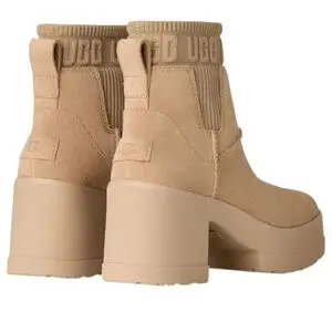 UGG Moxy Chelsea Boot - Sand