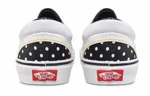 VANS Classic Slip-on Sneakers