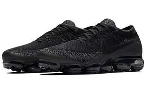 Nike Vapormax "triple " Sneakers - Black