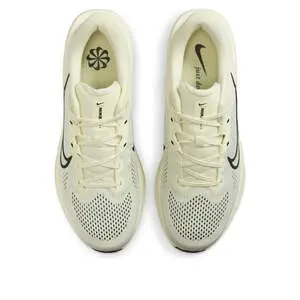 Nike Quest Sneakers - Coconut Milk/sail/black